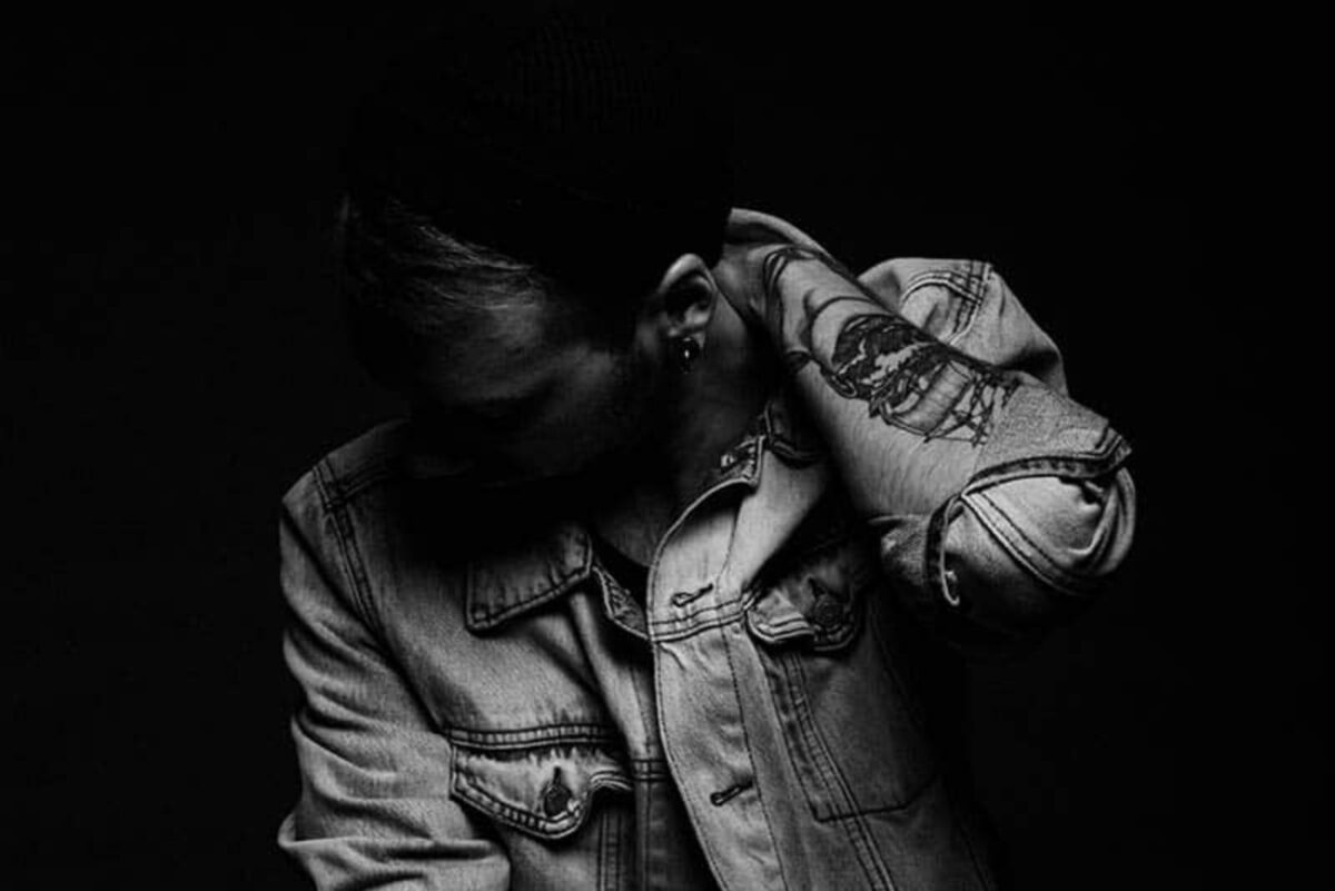 7 Subtle Body Language Signs He's Lying To You (And You're Buying It)