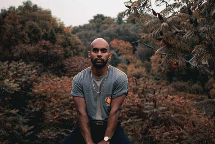 7 Revealing Body Language Signs He's Not Into You