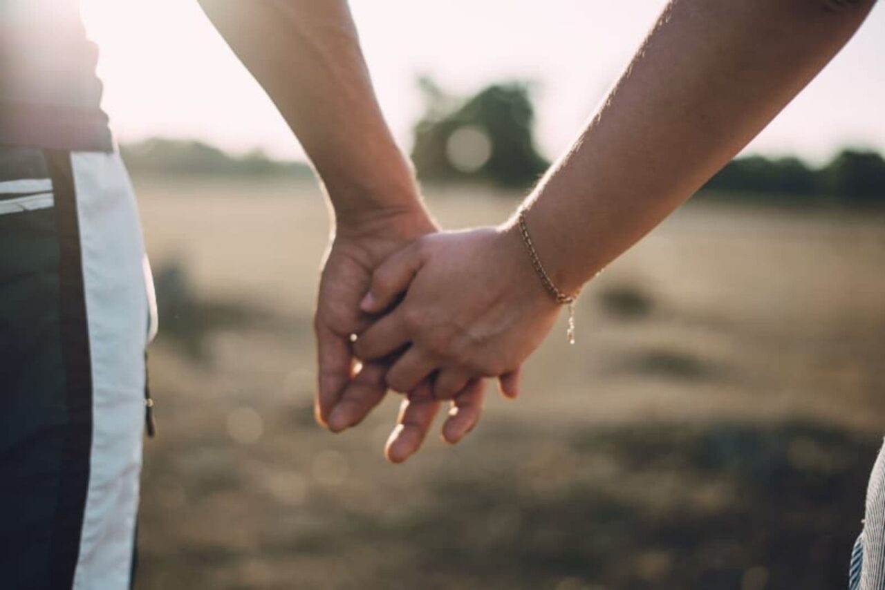 6 Scientifically Proven Benefits Of Holding Hands & 10 Things It Says ...