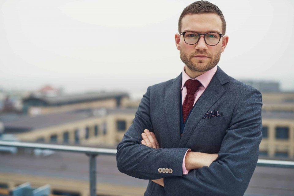 8 Most Common Mixed Signals Guys Send And Their Meaning