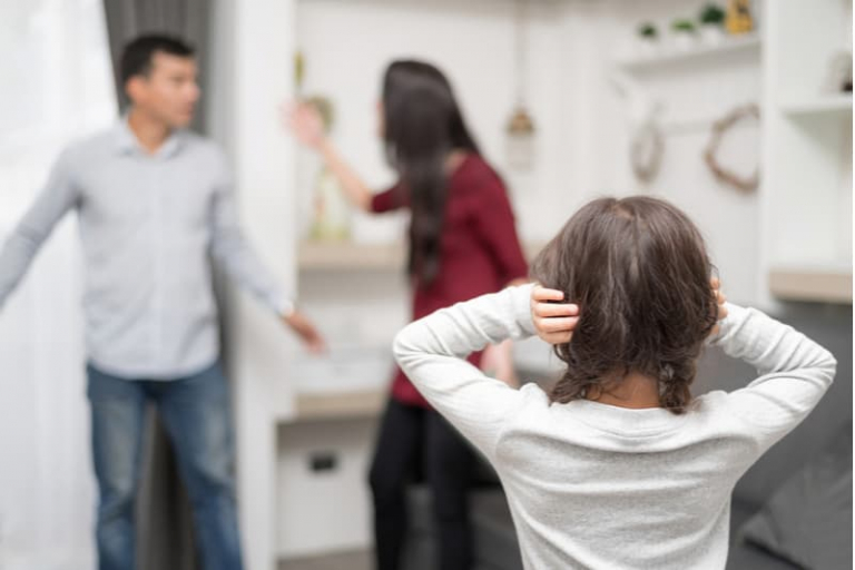 7 Types & 13 Signs Of Unhealthy Father-Daughter Relationships