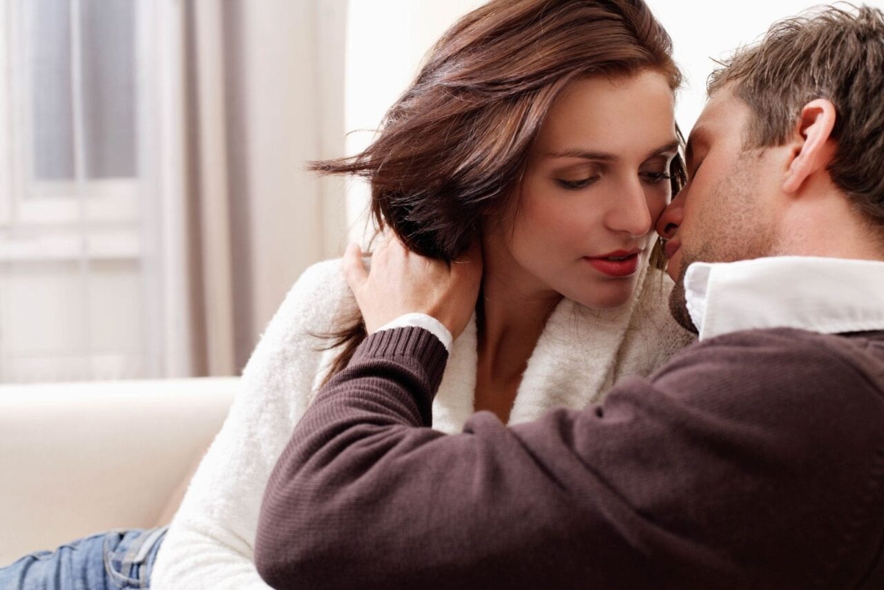 Hand Placement While Kissing Meaning: How To Hit The Right Spot - Love ...