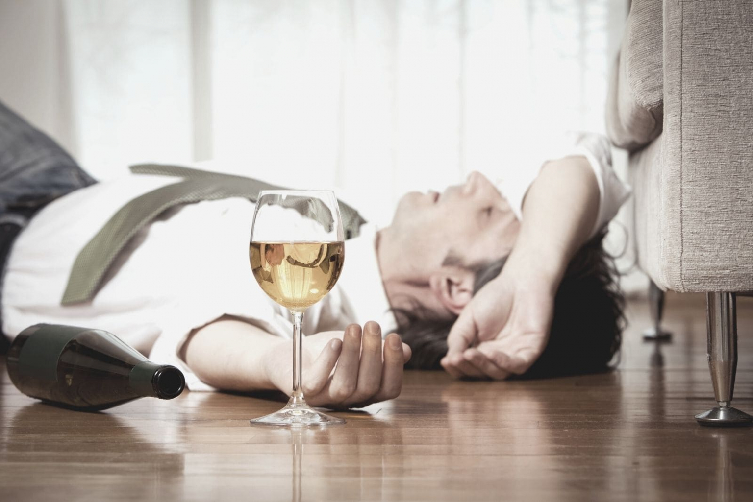 10 Warning Signs You're Dating An Alcoholic (And What You Can Do)