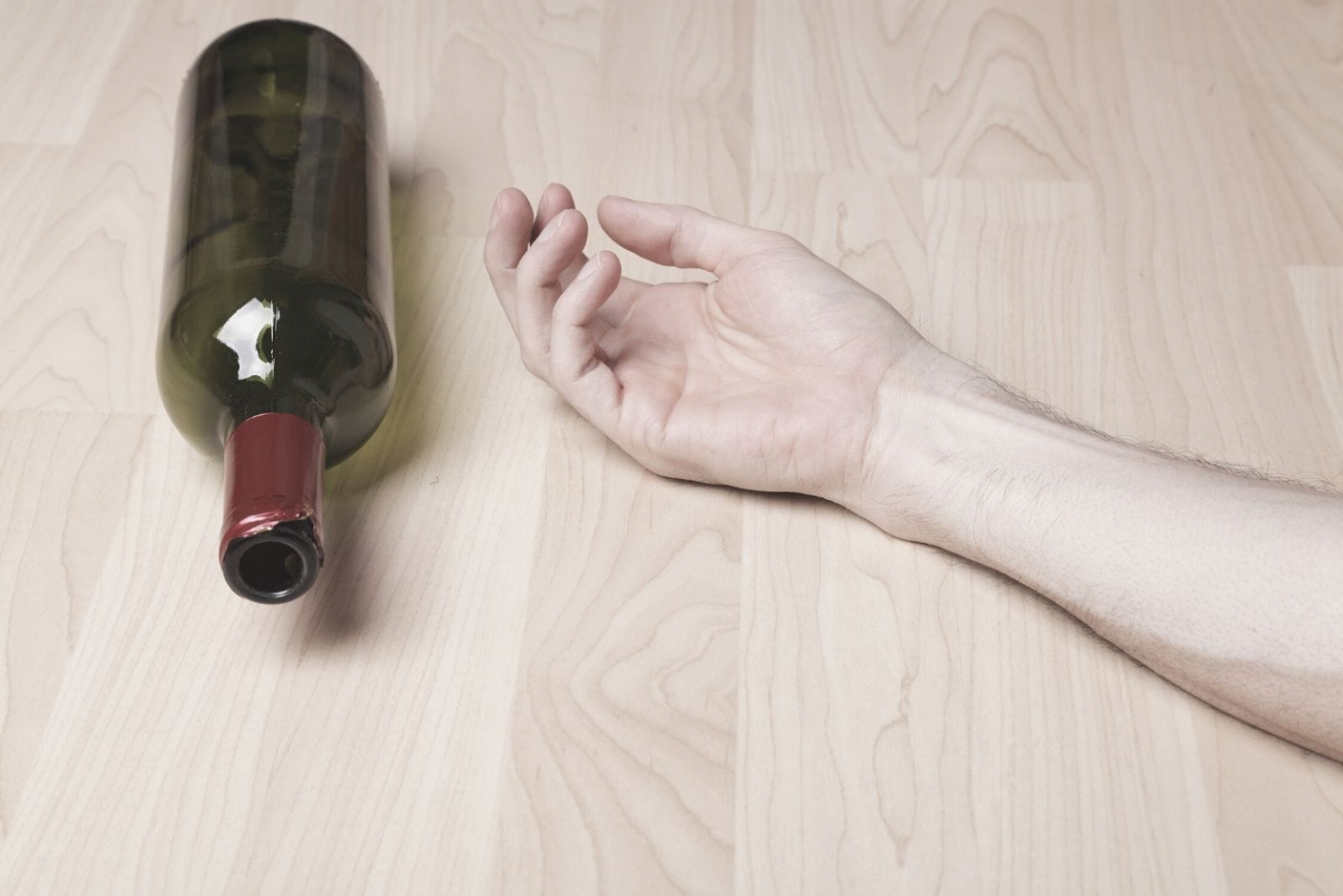 10 Warning Signs You're Dating An Alcoholic (And What You Can Do)