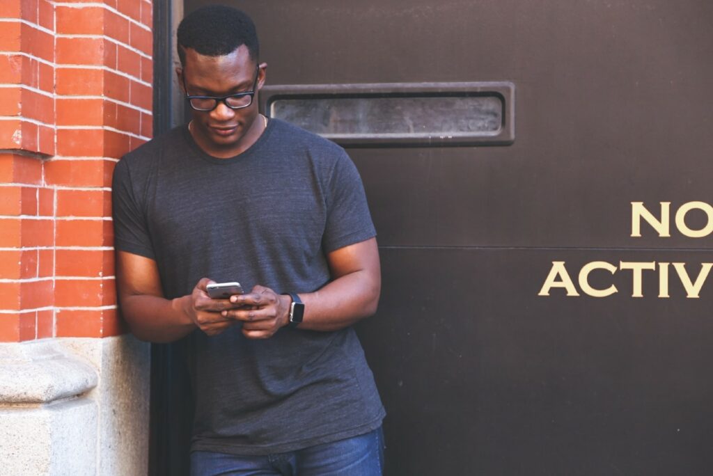 7 Brilliant Ways Of Asking A Girl Out Over Text (With Examples)