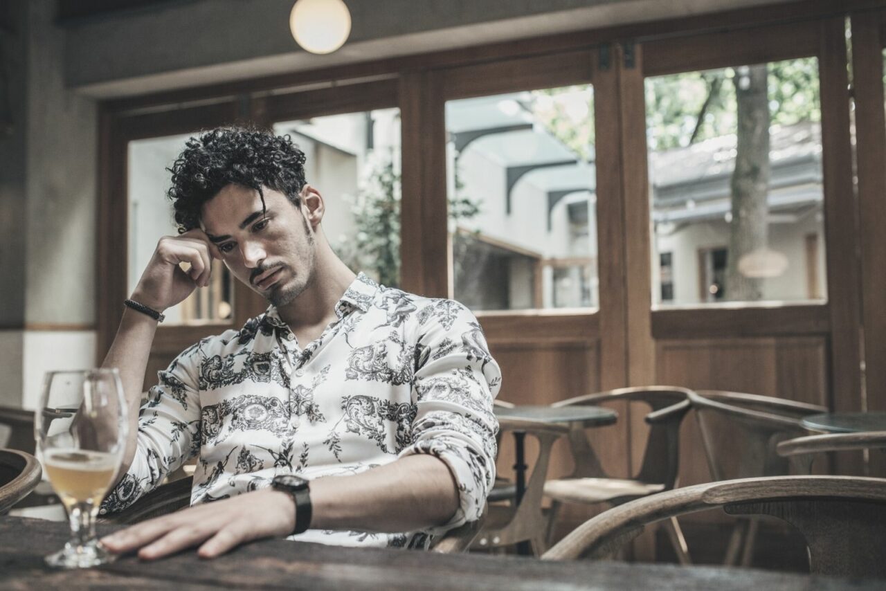 10 Warning Signs You're Dating An Alcoholic (And What You Can Do)