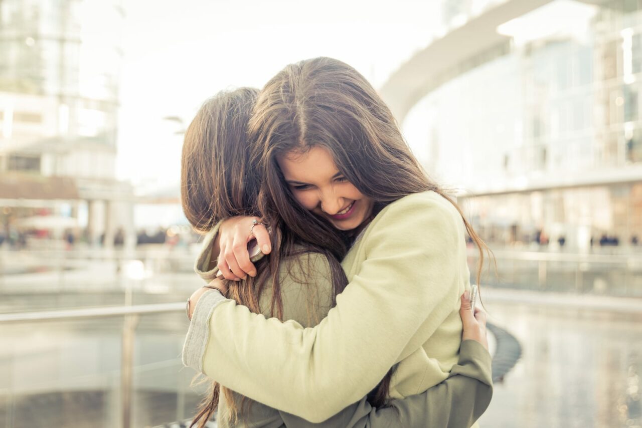 20 Signs Of A Good Friend (And Ways To Be An Even Better One)