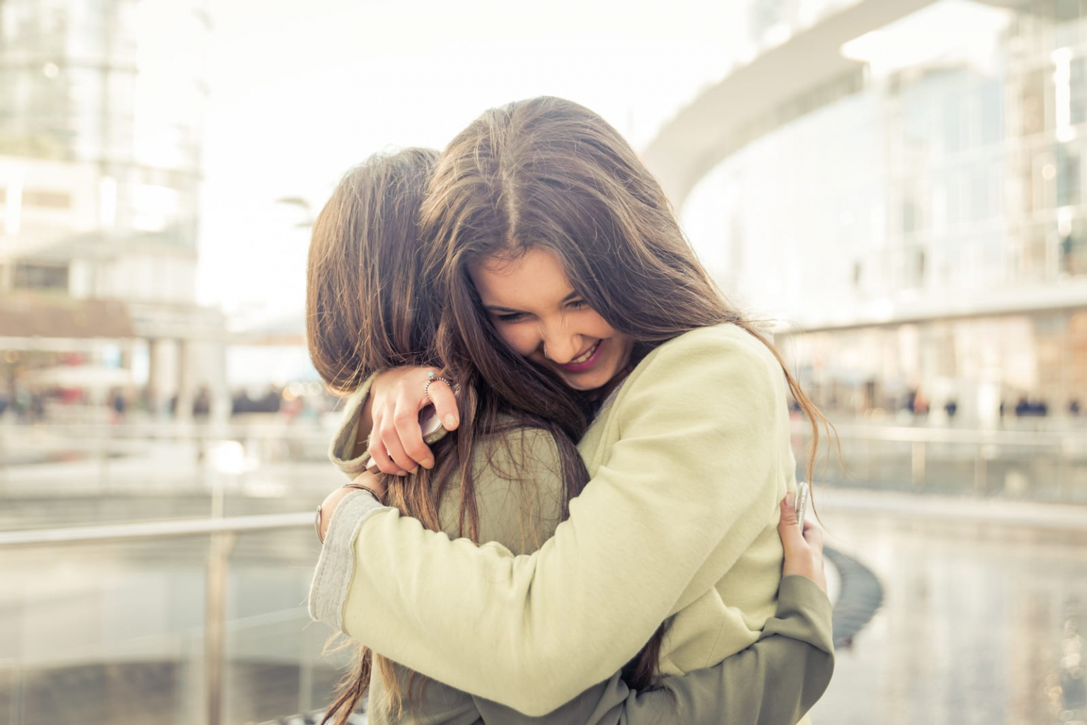 20 Signs Of A Good Friend (And Ways To Be An Even Better One)