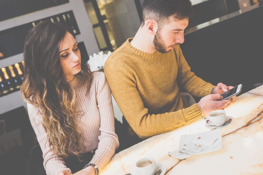 This Is How Phubbing Ruins Your Relationship (It’s Not If, But When)