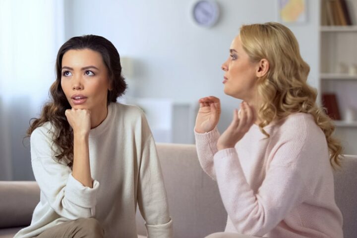 17 Telltale Signs Of A Shallow Person And How To Deal With Them