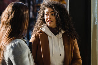 17 Telltale Signs Of A Shallow Person And How To Deal With Them