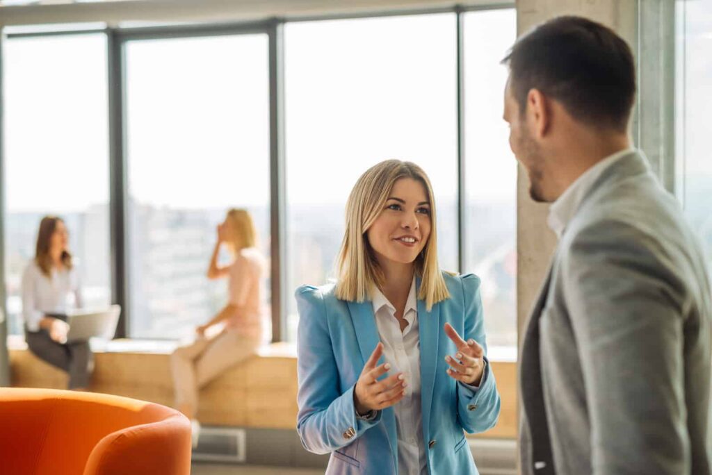 How To Respond To A Compliment In A Non-Awkward Way (+ Examples)