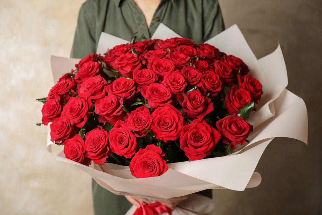 Red Rose Meaning In A Relationship (+12 Rose Color Meanings)