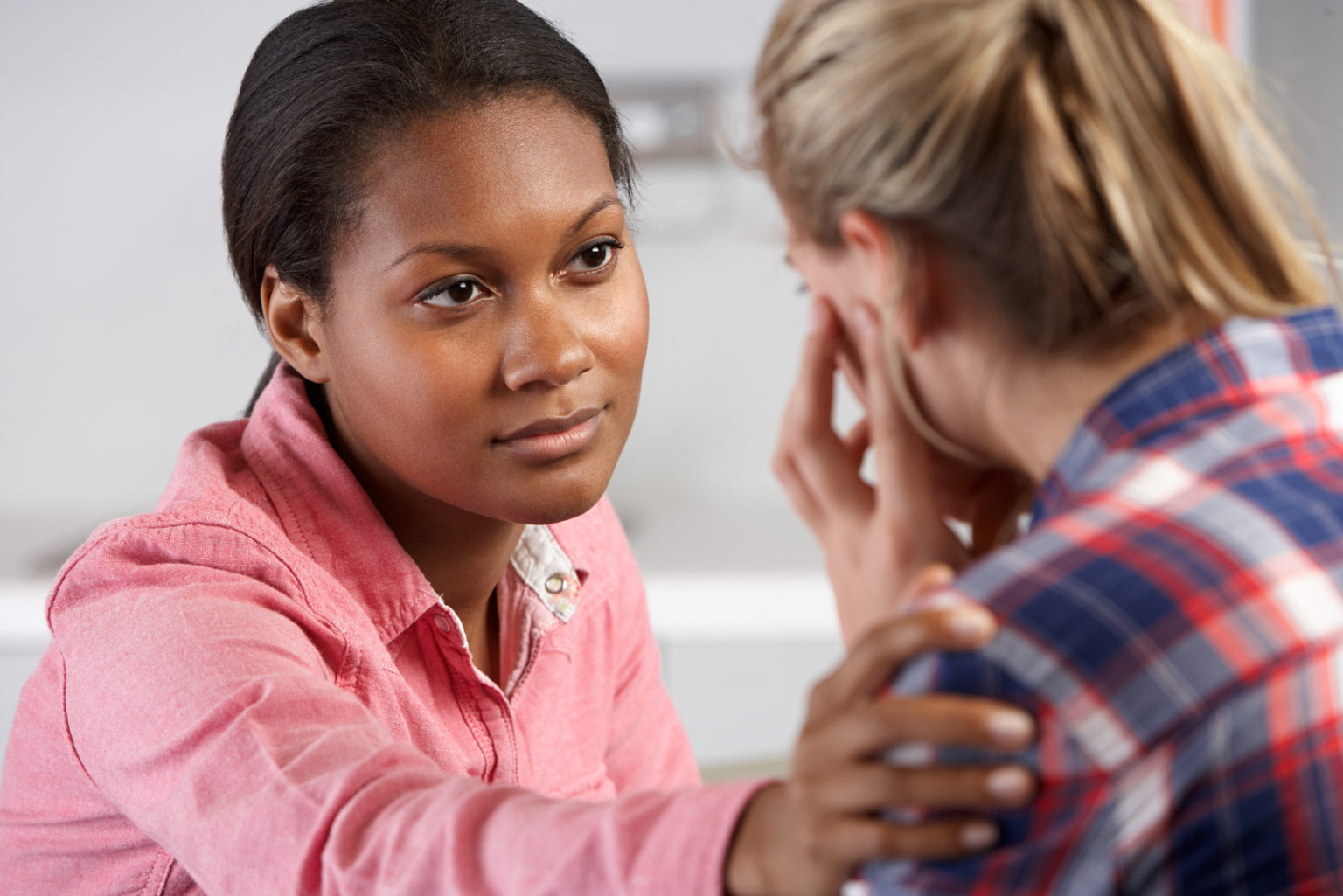 How To Comfort Someone: 18 Helpful Ways