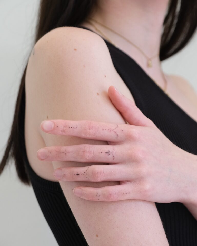 27 Chic And Cute Hand Tattoos That Will Put You In The Spotlight
