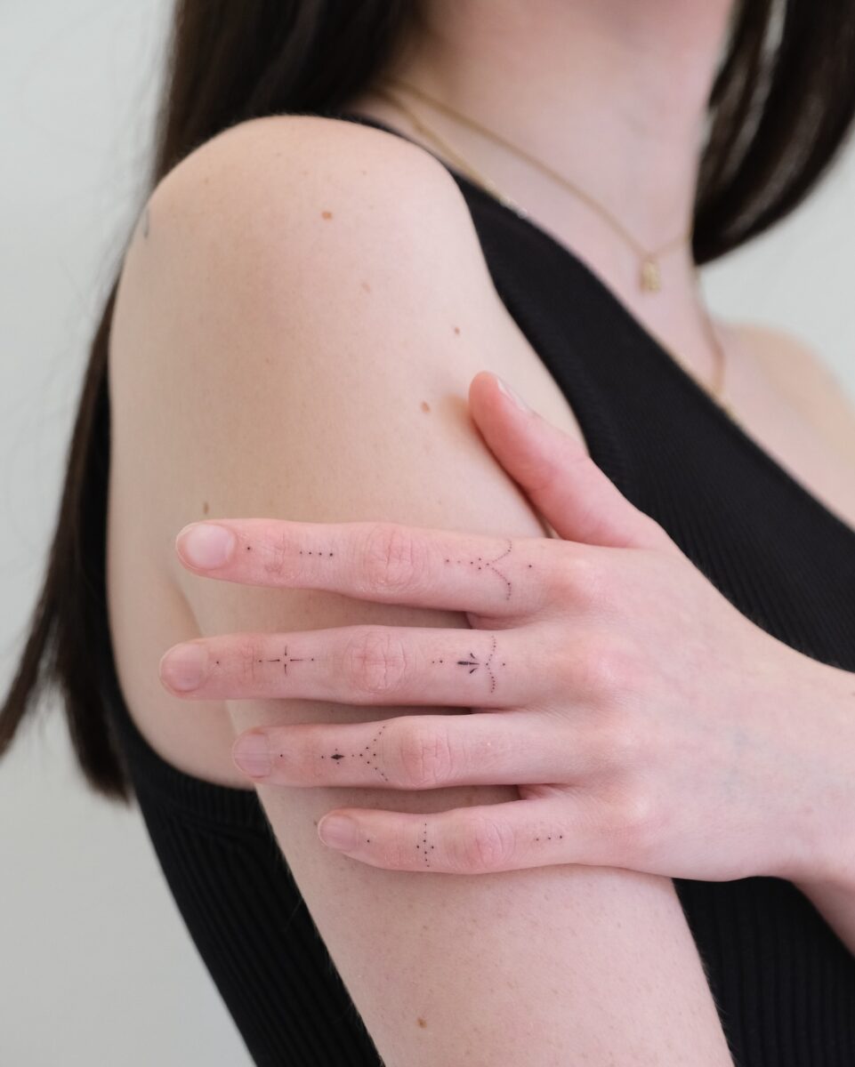 27 Chic And Cute Hand Tattoos That Will Put You In The Spotlight