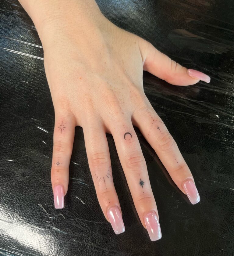 27 Chic And Cute Hand Tattoos That Will Put You In The Spotlight