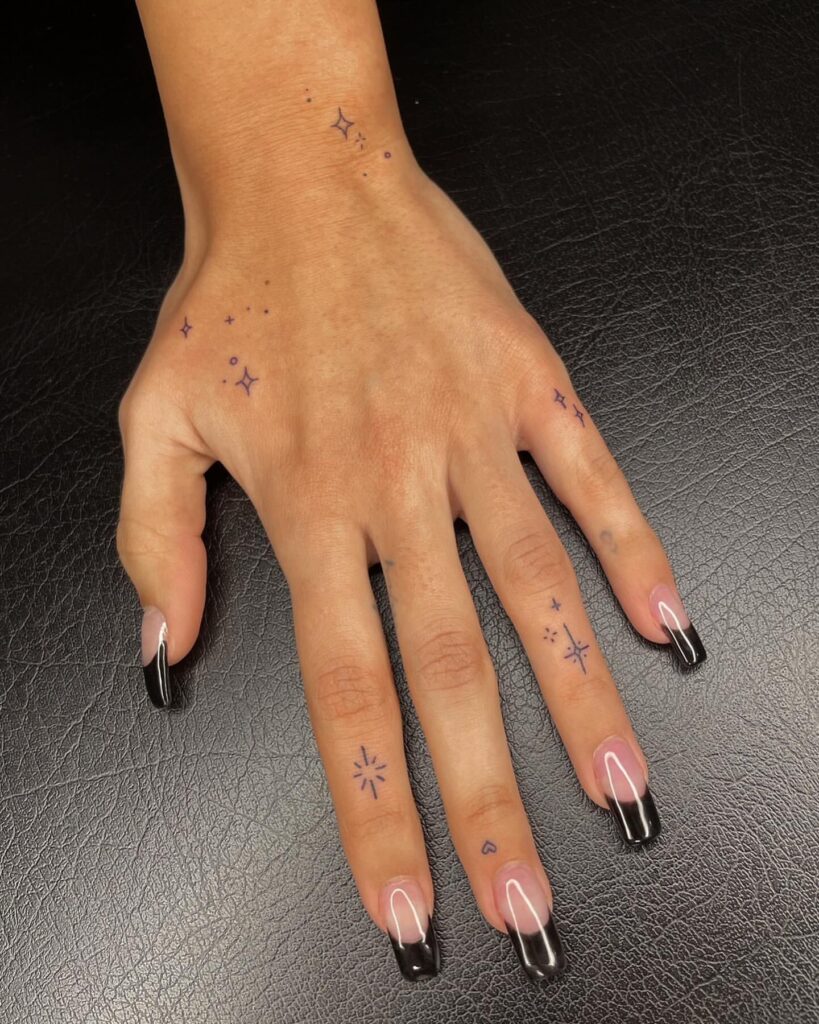 27 Chic And Cute Hand Tattoos That Will Put You In The Spotlight