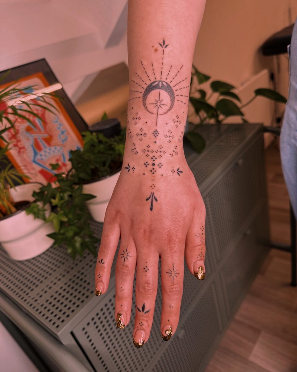 27 Chic And Cute Hand Tattoos That Will Put You In The Spotlight