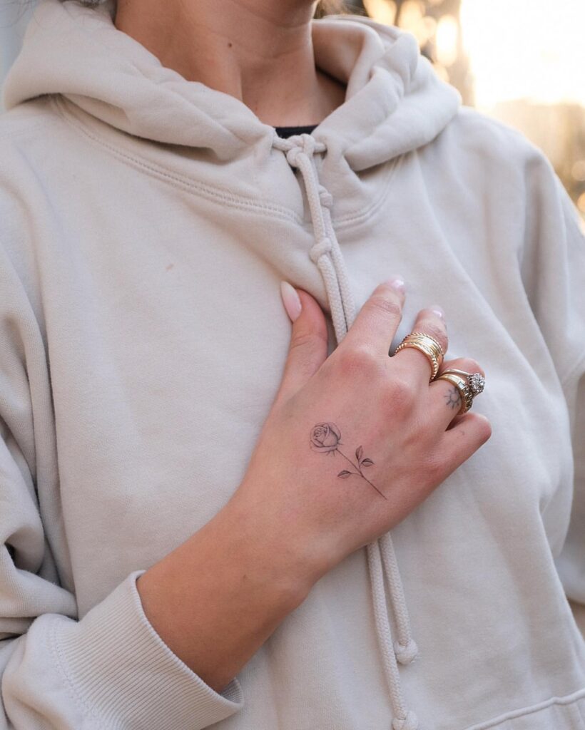 27 Chic And Cute Hand Tattoos That Will Put You In The Spotlight