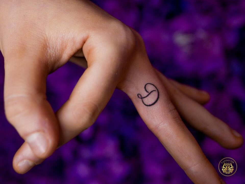 22 Charming Small Finger Tattoos With Big Personality
