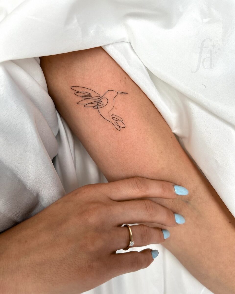 27 Fabulous Single Line Tattoos You’ll Wanna Rock