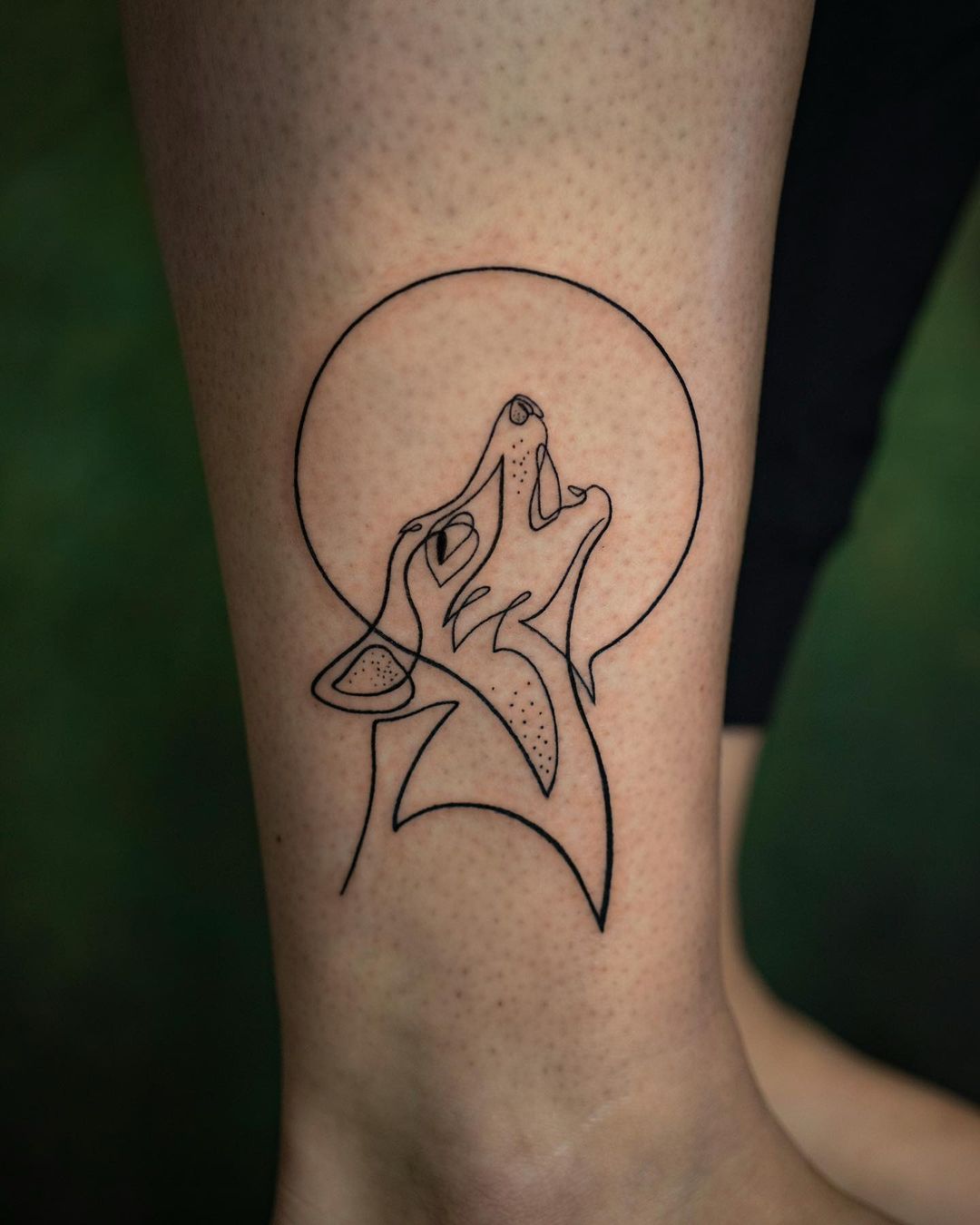 27 Fabulous Single Line Tattoos You’ll Wanna Rock
