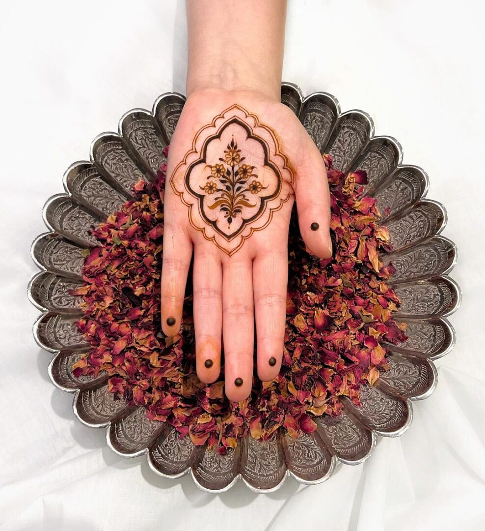 These 20 Small And Feminine Henna Tattoo Ideas Are Incredibly Chic