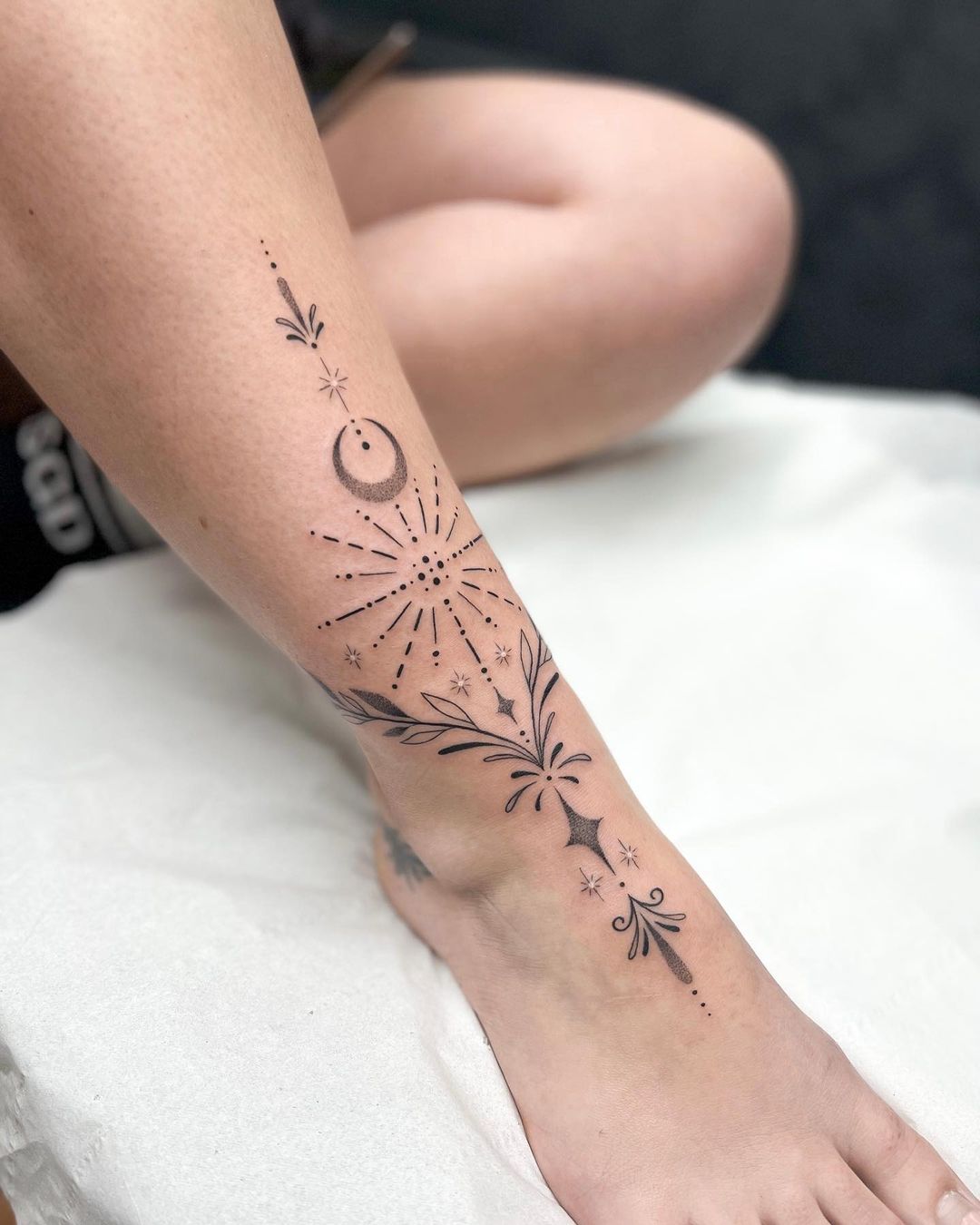 23 Beautiful Ankle Tattoos You'll Want To Show Off All The Time