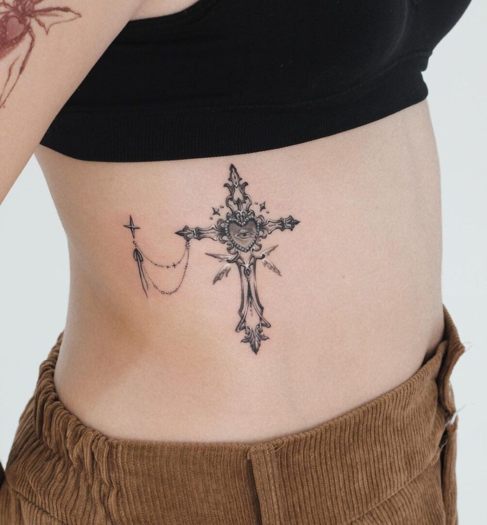 26 Bold And Cool Side Stomach Tattoos That Are Pure Art