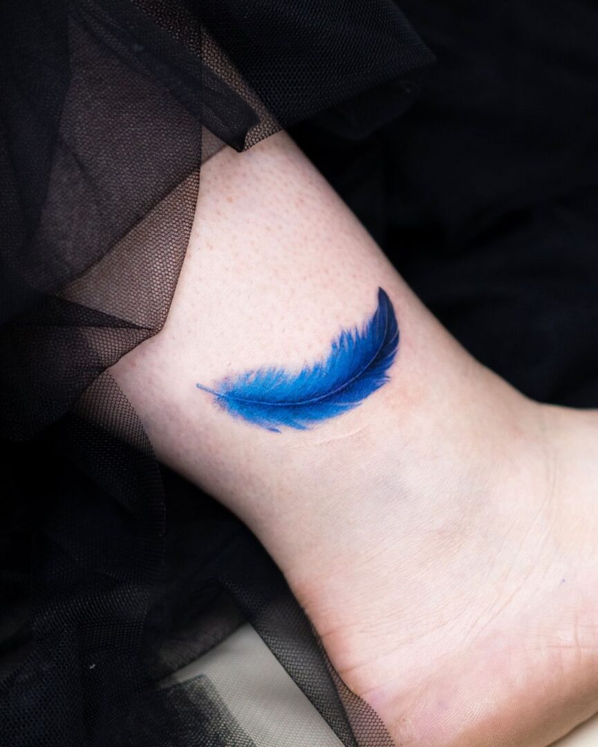 27 Breathtaking Feather Tattoos For All The Free Spirits
