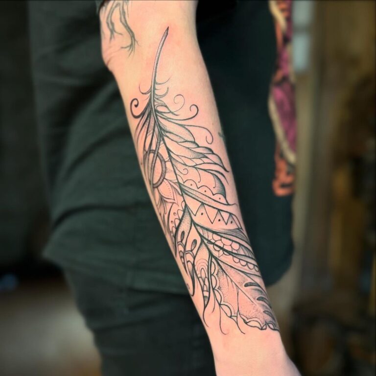 27 Breathtaking Feather Tattoos For All The Free Spirits