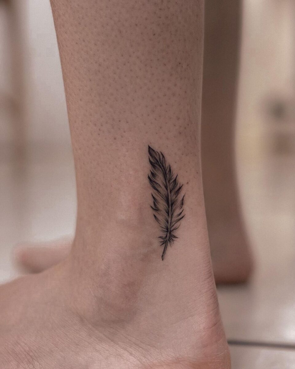 27 Breathtaking Feather Tattoos For All The Free Spirits