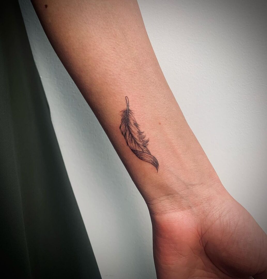27 Breathtaking Feather Tattoos For All The Free Spirits