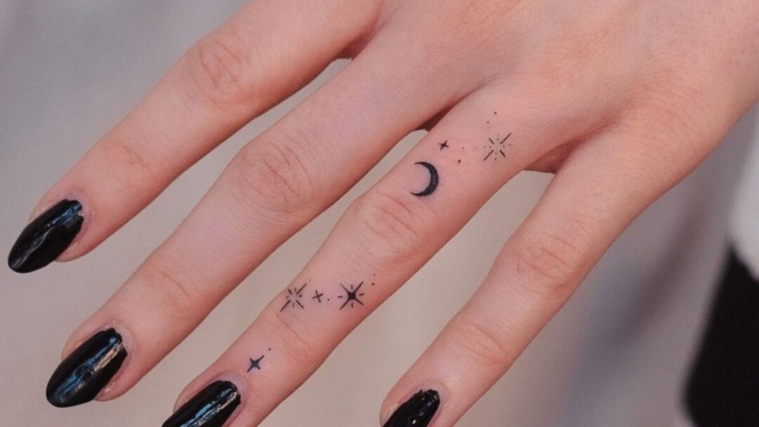 22 Cool Finger Tattoos You’ll Want To Get Tattooed