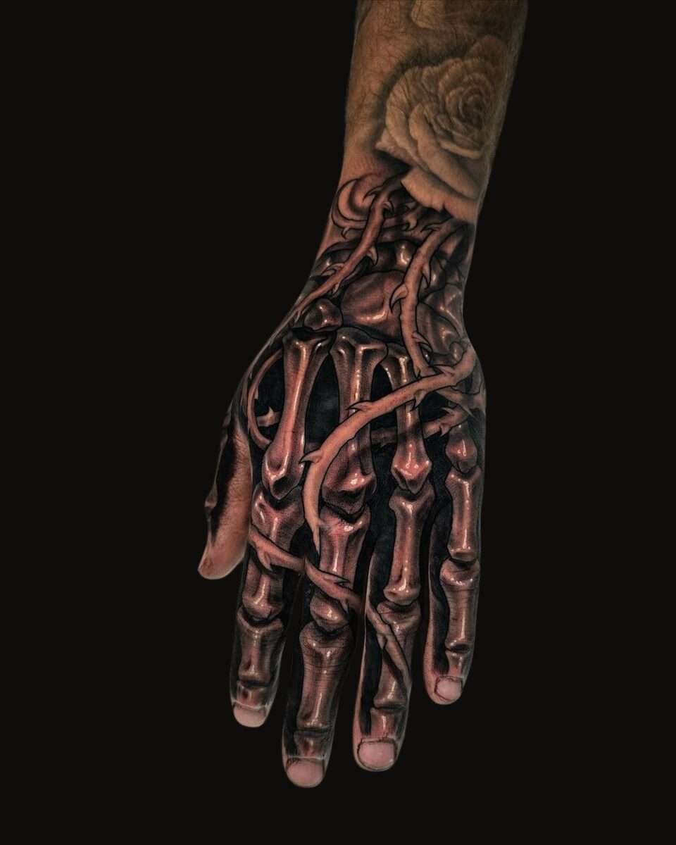 13 Eerie Bone Hand Tattoos That Will Give You Goosebumps