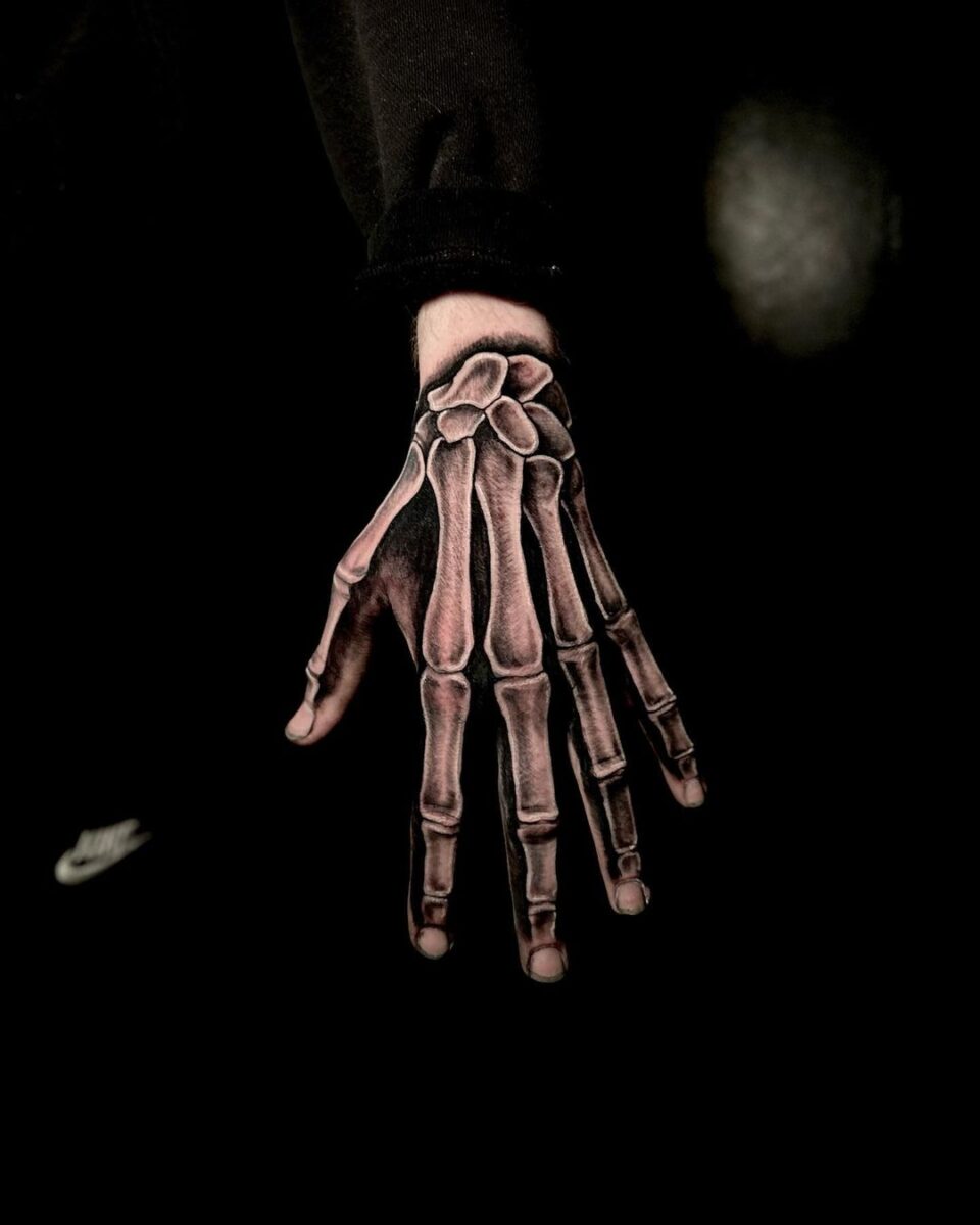 13 Eerie Bone Hand Tattoos That Will Give You Goosebumps