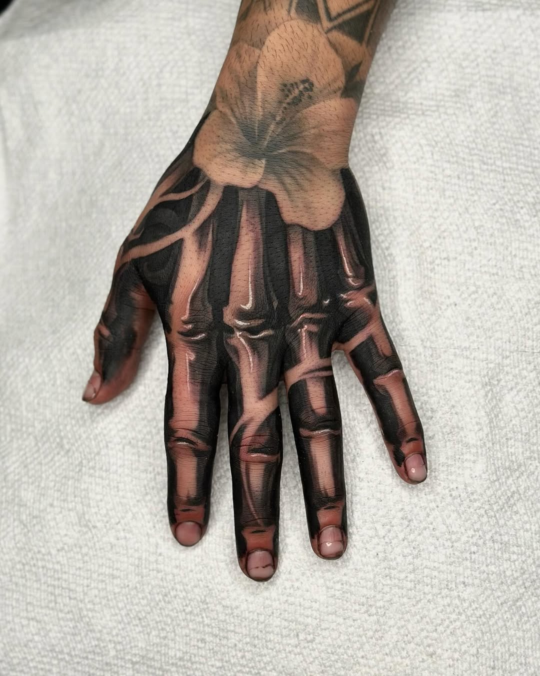 13 Eerie Bone Hand Tattoos That Will Give You Goosebumps