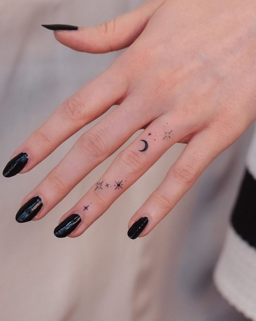 22 Cool Finger Tattoos You’ll Want To Get Tattooed
