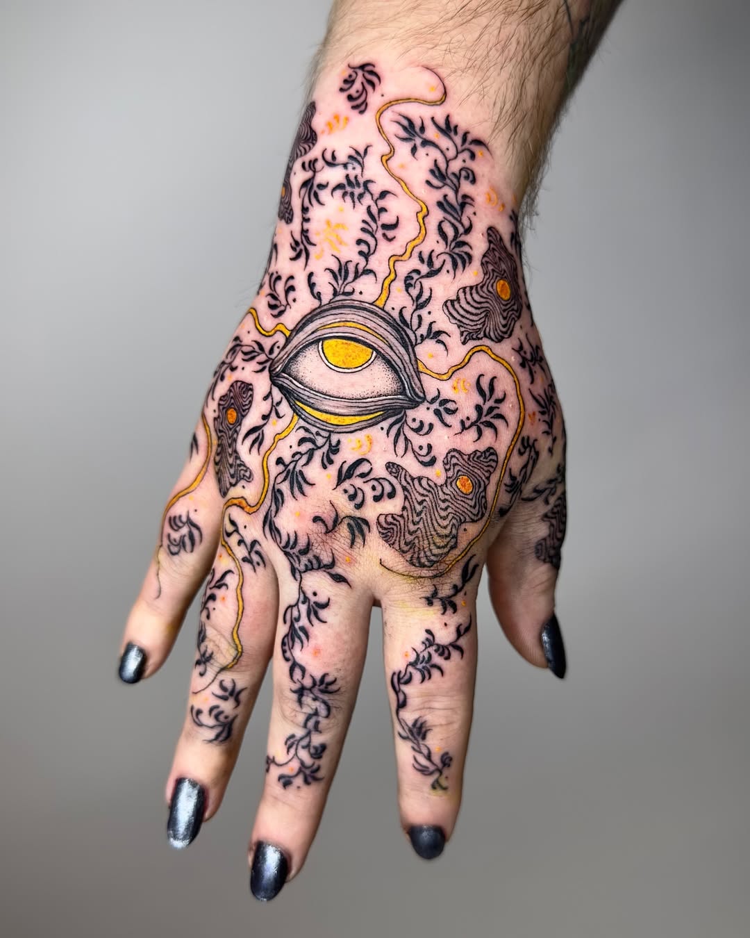 22 Stunning Full Hand Tattoos You'll Want To Get Right Away
