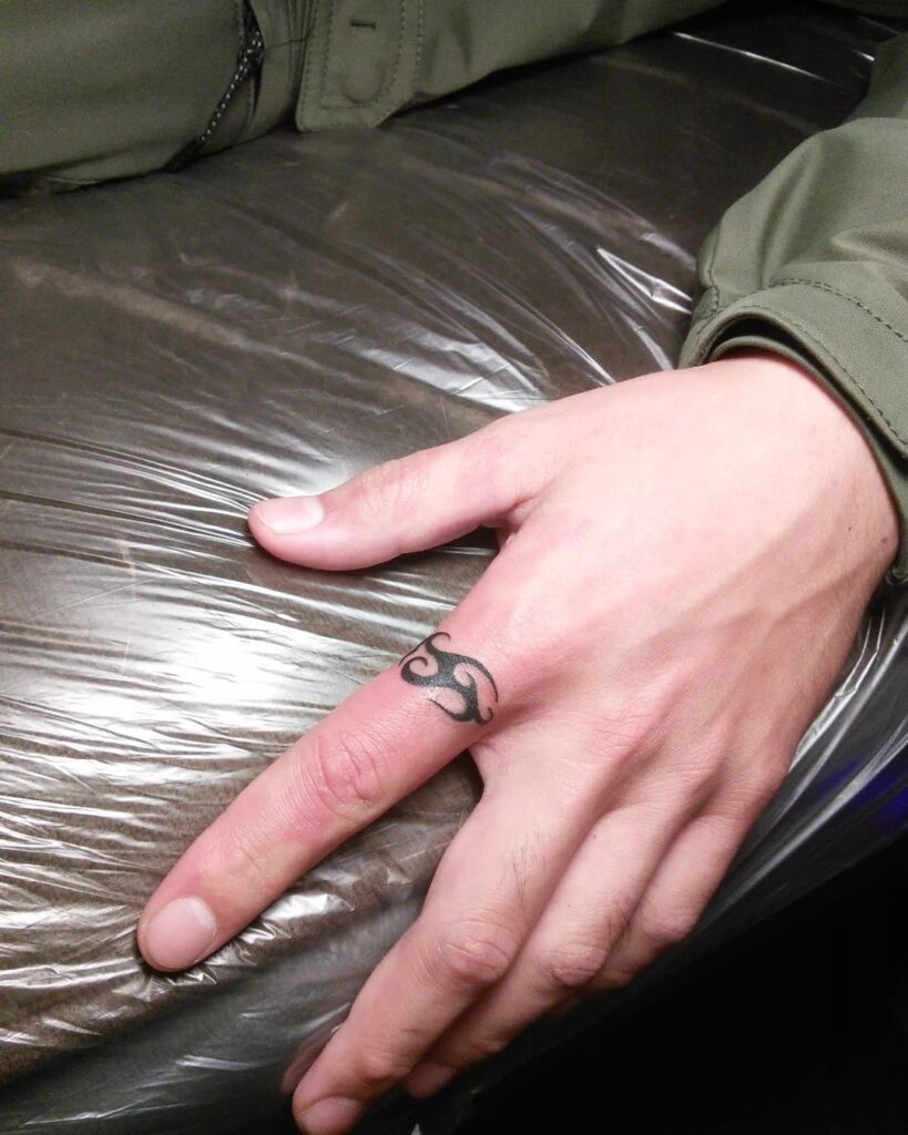 22 Cool Finger Tattoos You’ll Want To Get Tattooed