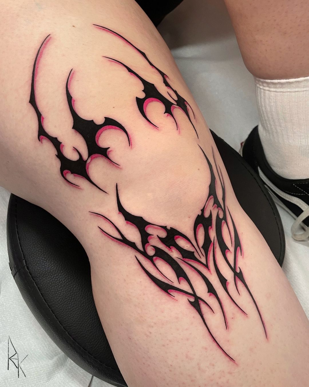 14 Creative Knee Tattoo Ideas That You'll Be Crazy About