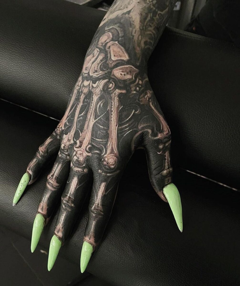 13 Eerie Bone Hand Tattoos That Will Give You Goosebumps