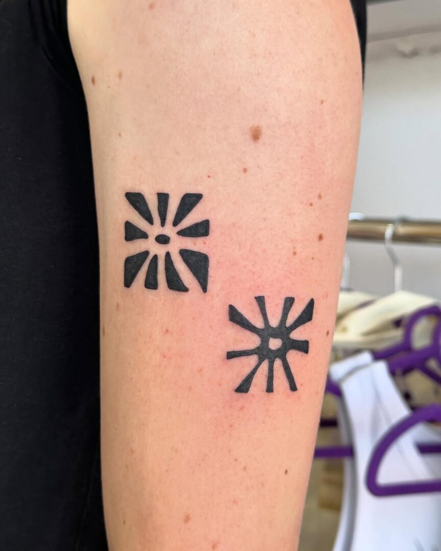 14 Incredible Negative Space Tattoos That Use The Emptiness To Create ...