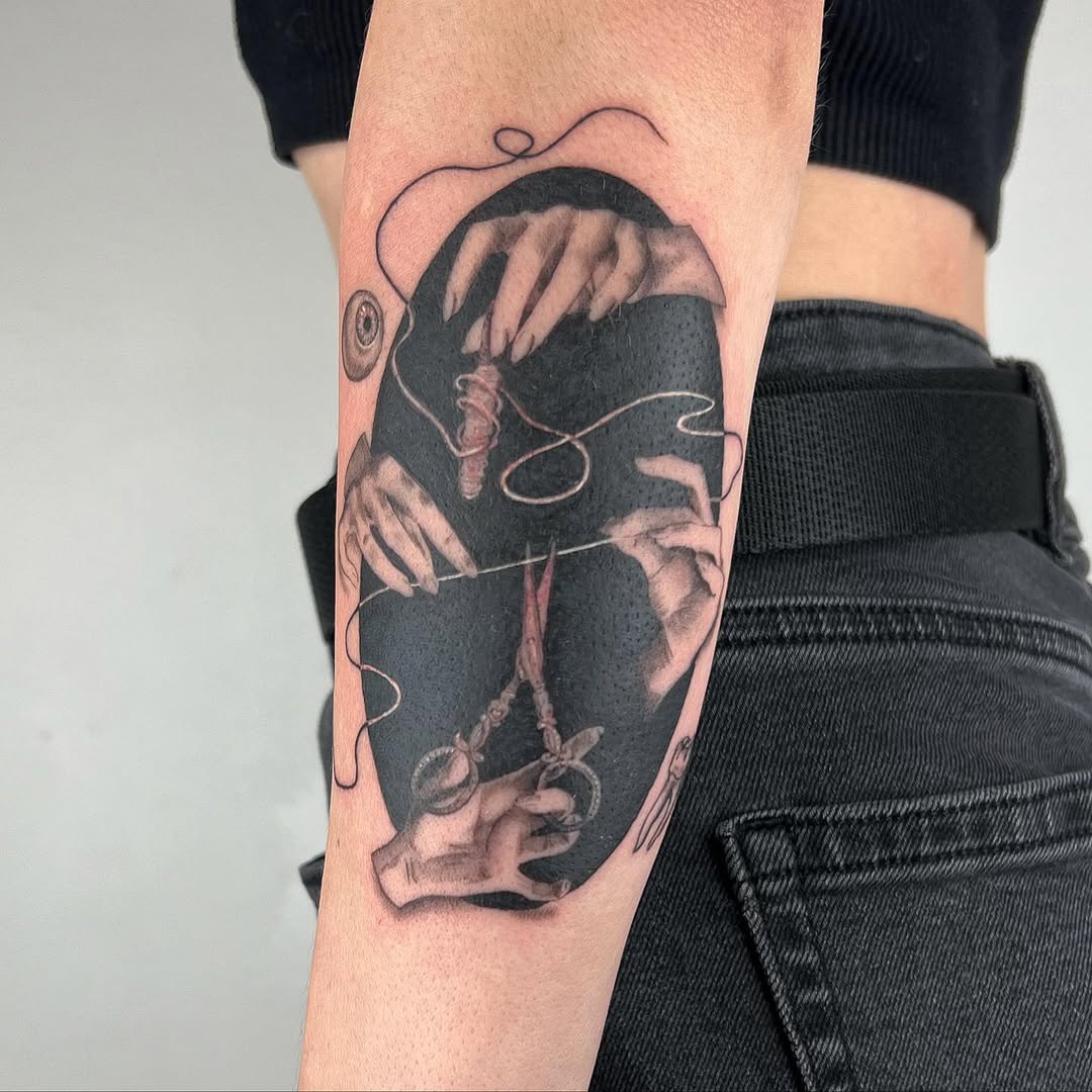 14 Incredible Negative Space Tattoos That Use The Emptiness To Create ...
