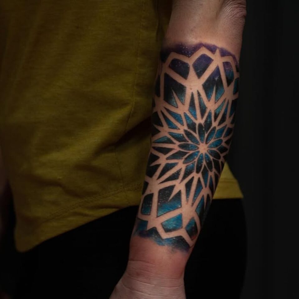 14 Incredible Negative Space Tattoos That Use The Emptiness To Create ...