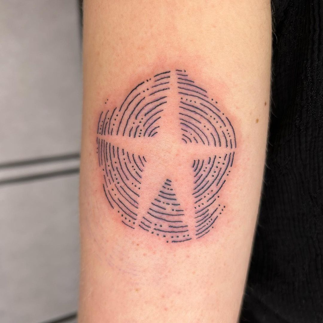 14 Incredible Negative Space Tattoos That Use The Emptiness To Create ...
