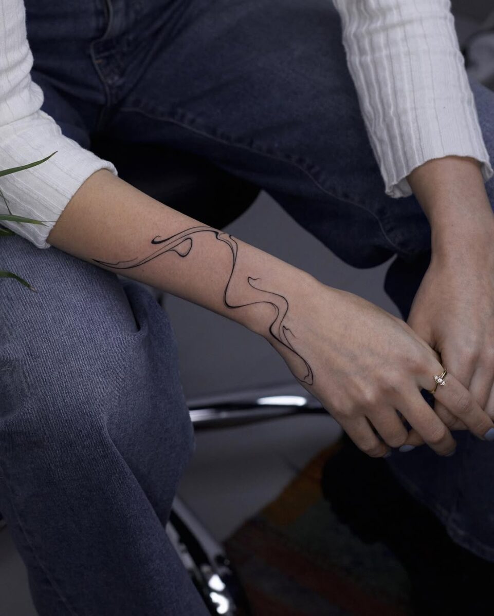 15 Artsy And Elegant Flow Tattoos Every Woman Will Love