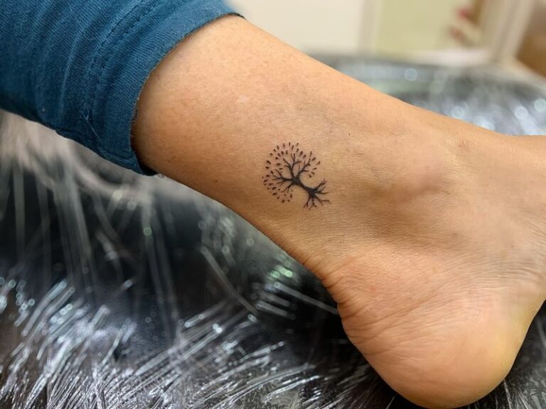 20 Stunning Minimalist Tattoos That Are Pure Elegance