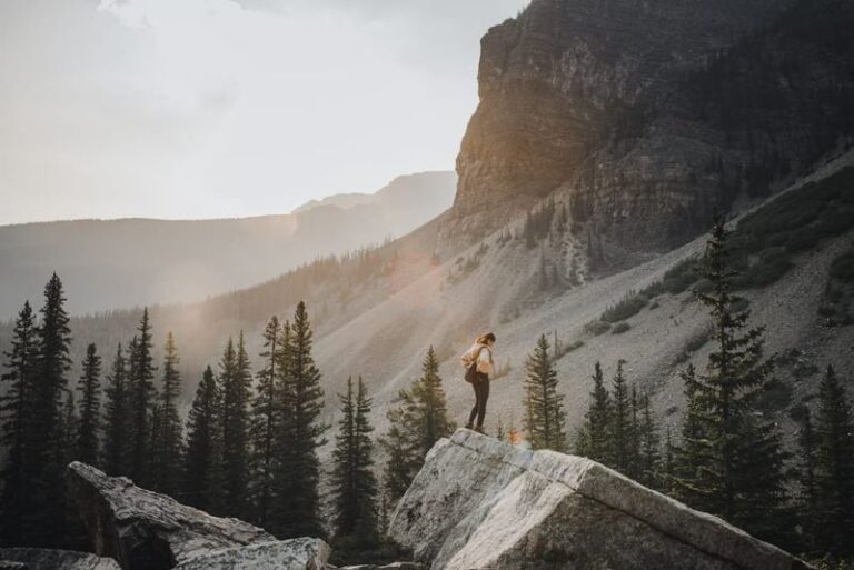 20 Phrases to Instantly Lift Someone’s Spirits, According to a Therapist